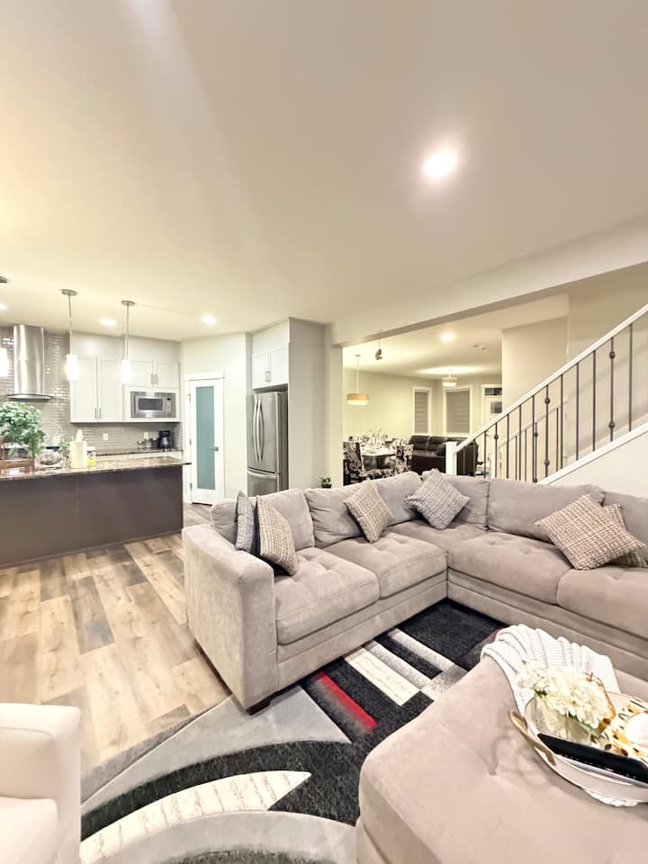 Spacious 5-bed Retreat • Family-ready • Sleeps 12 - Edmonton