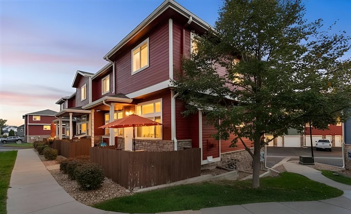 Modern 2br Retreat W/ Pool, Patio & Fireplace - Thornton, CO