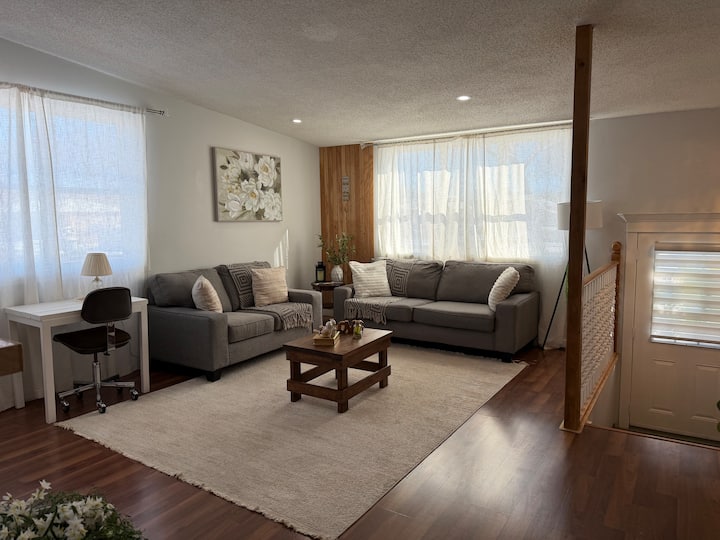 Charming 2-bedroom Main Floor Home In Lethbridge - Lethbridge