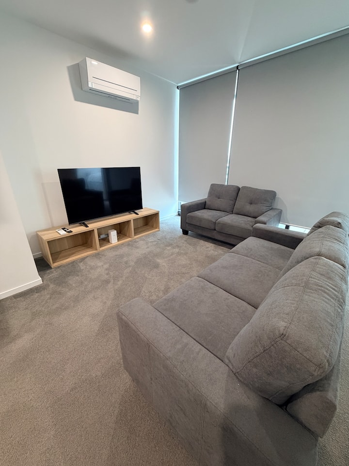 Belconnen Sky Luxe Apartment + Free Parking - Belconnen