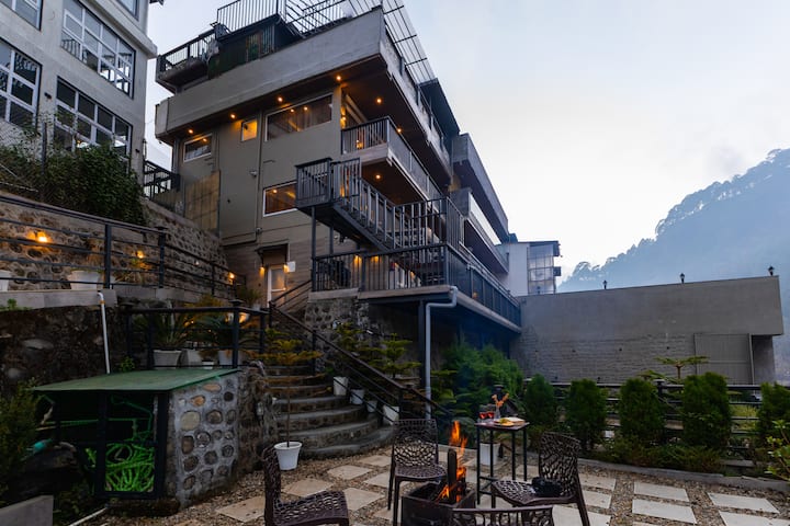 Hideaway W/ Sit-out Area, Lake Views & Deck - Kaladhungi