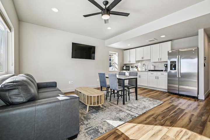 Modern 1br W/ Garage, Laundry, Trls & Lake Access - Larkspur, CO