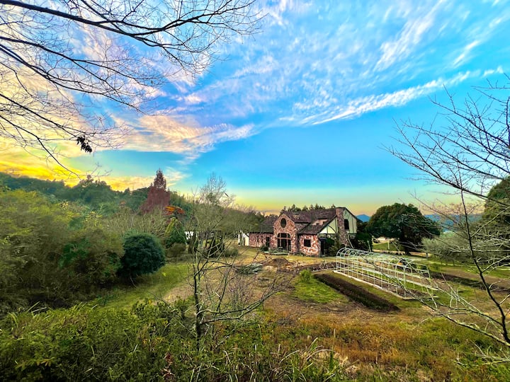 《ルミナント鴨川》
１万㎡の庭園
世界を旅する異国の室礼
プール　Bbq　カラオケ
グランドピアノ - 鴨川市