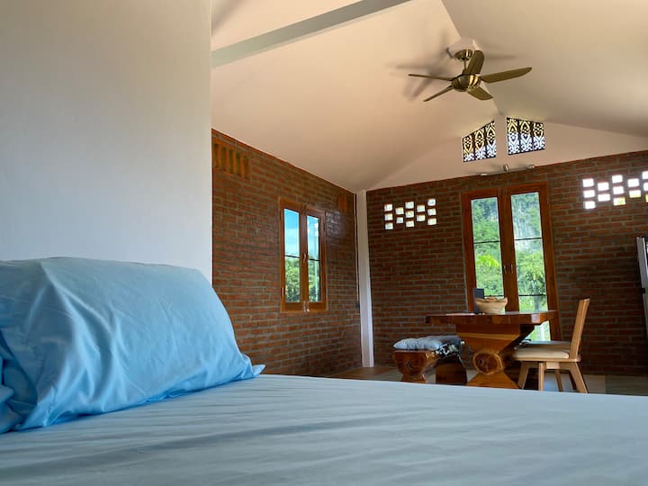 Peony Home 
Living With A Real Local. - 