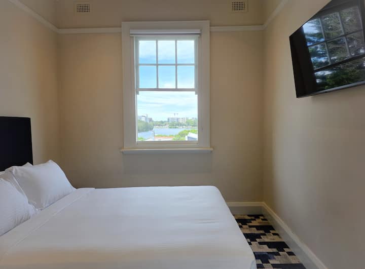 Riverview Hotel Queen W/view (Shared Bathroom) - Sydney