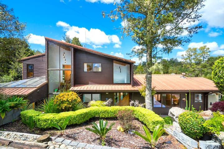 Albany Family Retreat Bush Views & Stargazing Room - Auckland