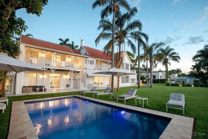 Essenhouse-compact Queen Room - Durban