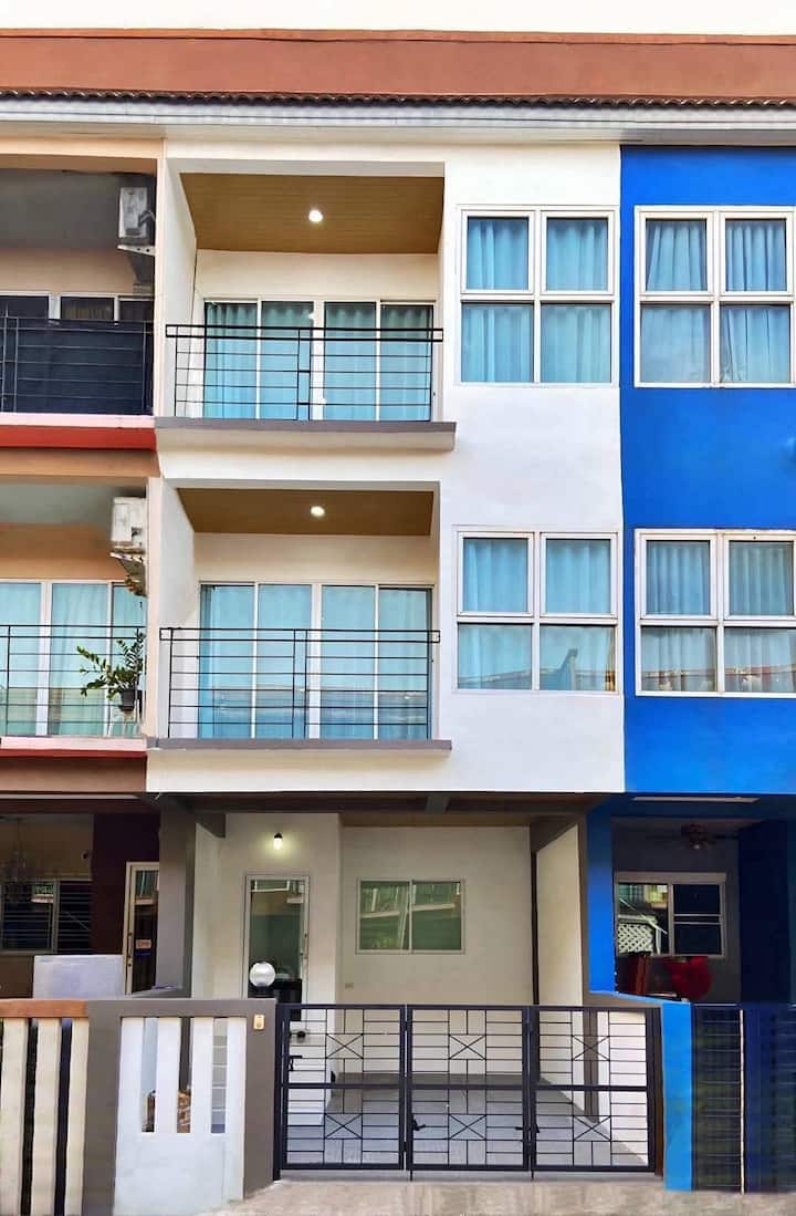 芭提雅市中心4大卧室5卫全部独立卫生间公寓别墅 生活便利 - Rayong