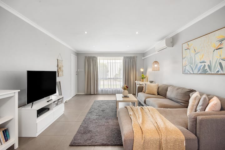 Brighton Escape—seaside Living Near Dining & Jetty - Blackwood