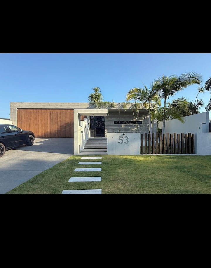 The Coolum Beach Luxury Palm House - Coolum Beach