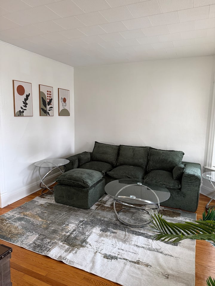 Cozy, Clean Lower Level Flat - Syracuse, NY