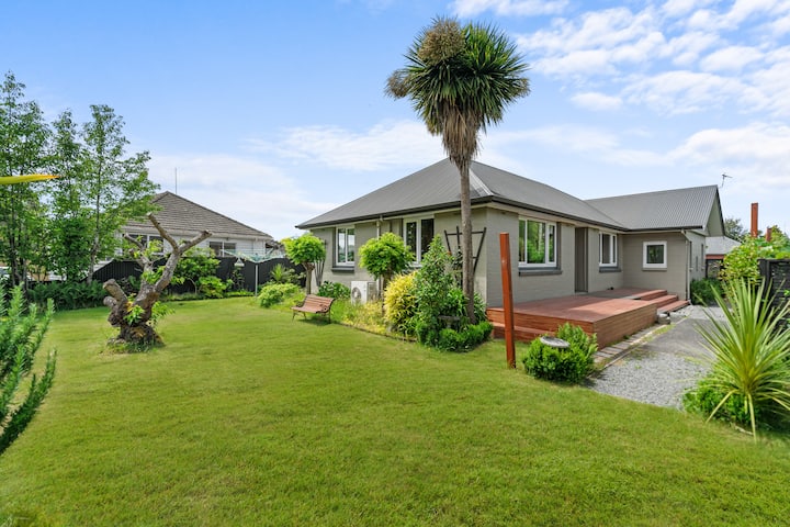 Comfortable 5-bedroom Home • Convenient Location - Christchurch