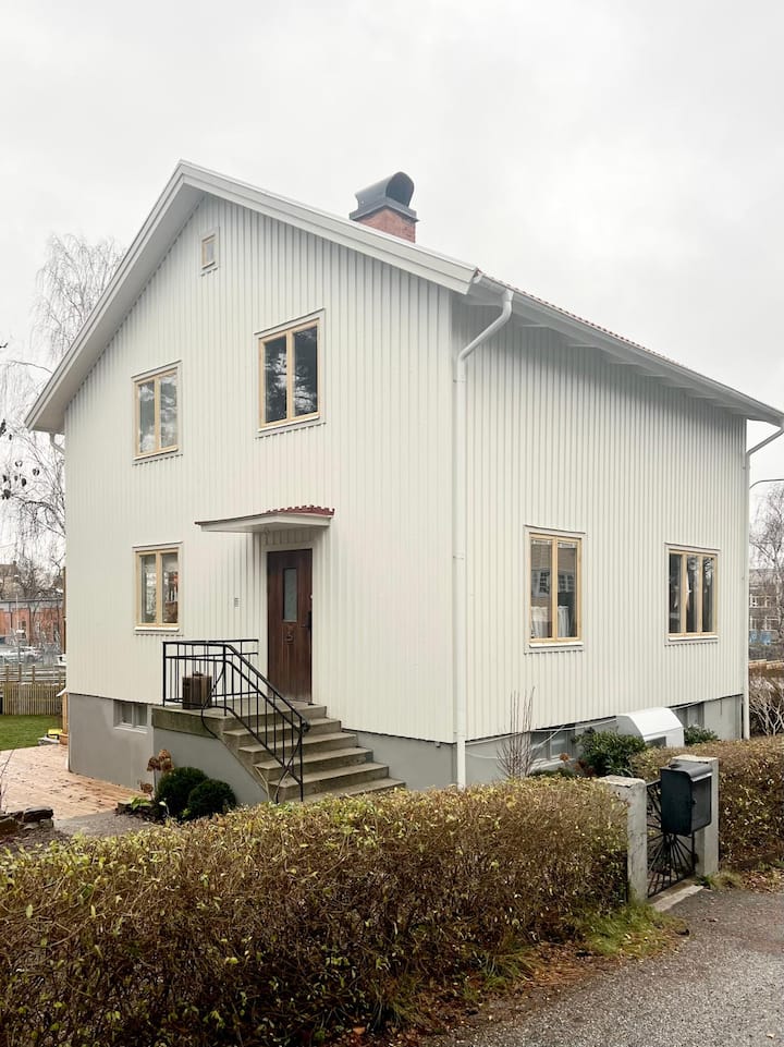 Karaktärsfullt Boende I Enskede Gård - Stockholm