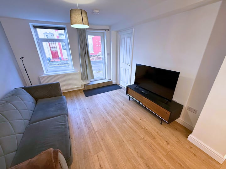 New 3 Bedroom Apartment Next To Station - Chepstow