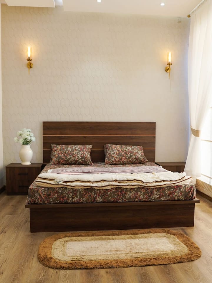 Best Room In Dha Phase 6 Near Raya & Dolmen Mall - Lahore