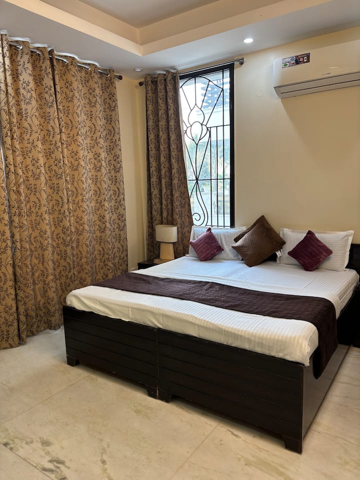 Private Floor, 5 Rooms + Kitchen, Ideal For Groups - Noida