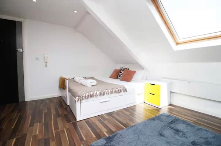 Spacious 1-bed Studio, Free Wi-fi, Working Space - Cardiff