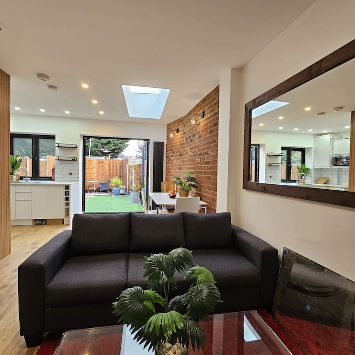 Dagenham | Freeparking | Modern Living | Longstays - Barking