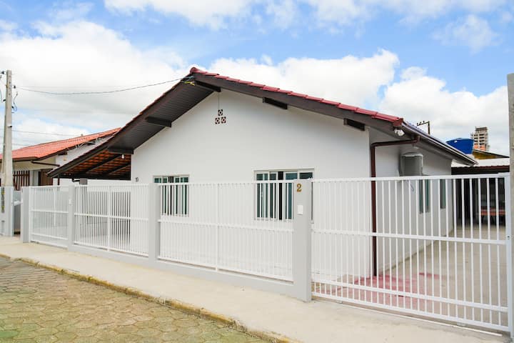 Apenas 900 Metros Da Praia Em Porto Belo - Pôrto Belo