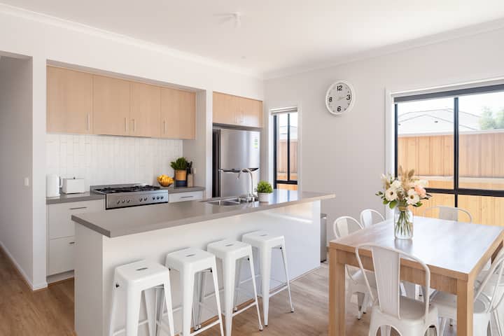 Beautiful Modern Home In A Great Location - 吉朗