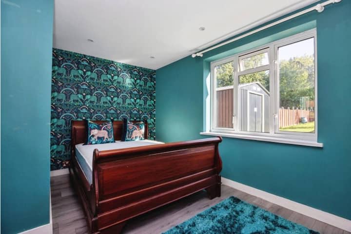 Charming 2-bed Maisonette With Parking & Garden - Guildford, UK