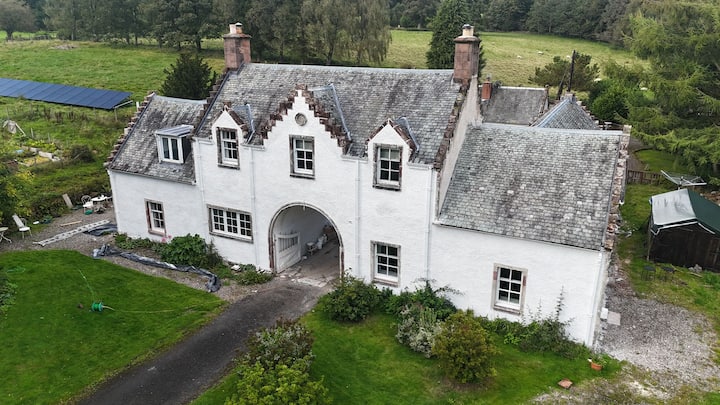 Scots Baronial Gem - Drymen