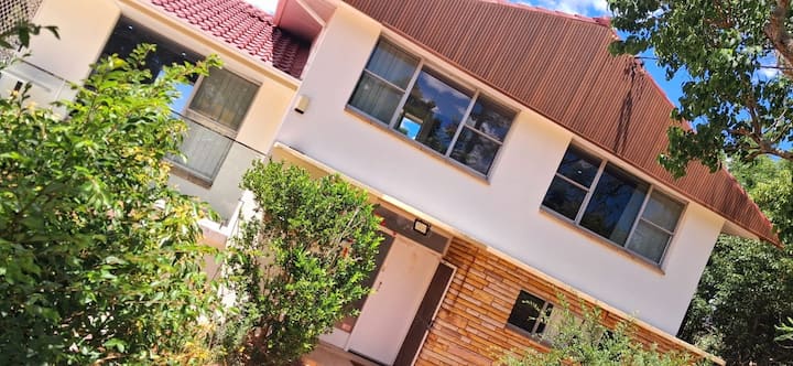 "Spacious 5br Family Home .3 Baths .4-car Parking - Ryde