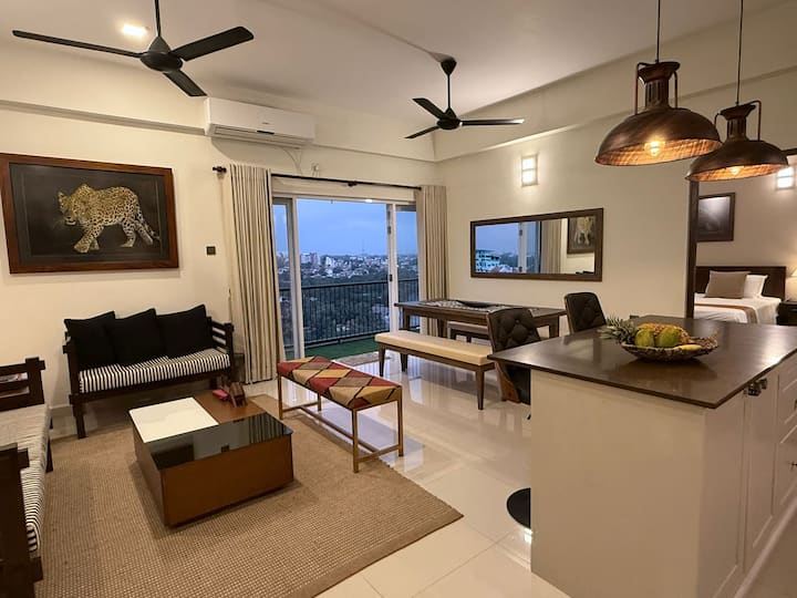 Skyline Sunrise • Modern High-floor Colombo Apt - Colombo
