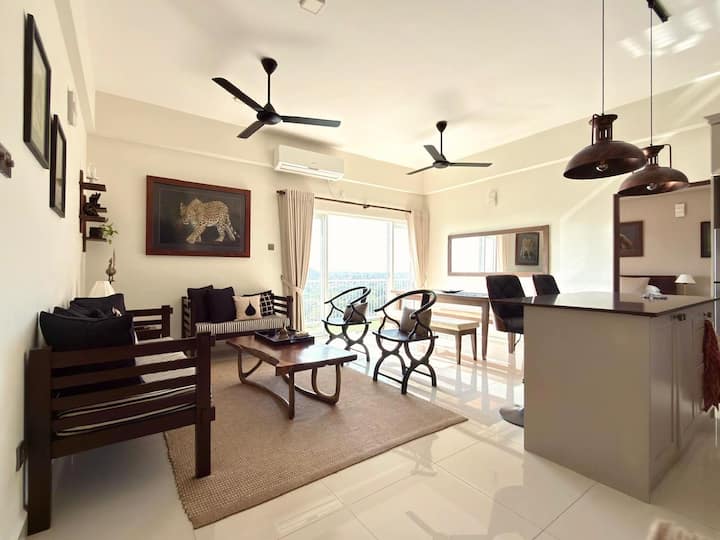 Skyline Sunrise • Modern High-floor Colombo Apt - Colombo