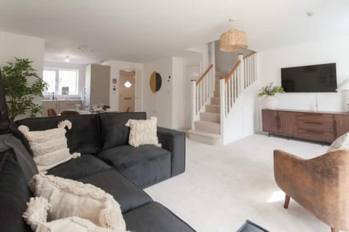 New 3-bed House In Runcorn For Long Stays Parking - Warrington