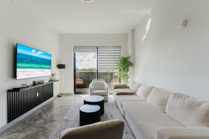 Contemporary 2br Miami Stay With Pool & Gym - Dania Beach, FL