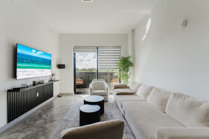 ~Premium~ 2br Miami Stay With Access Pool & Gym - Dania Beach, FL