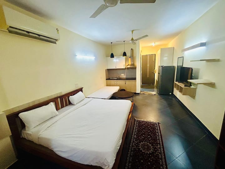 Family Room W/ Kitchen Near Udyog Vihar, Kapashera - New Delhi