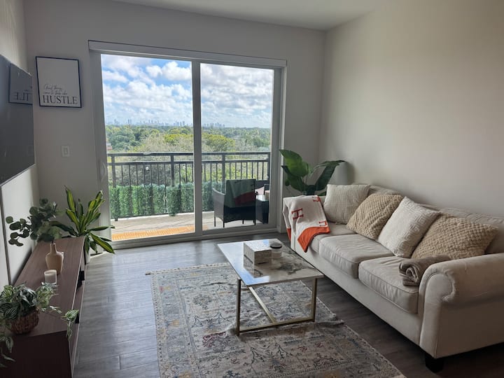 Spacious Designer Apartment| Free Parking - Miami Lakes, FL