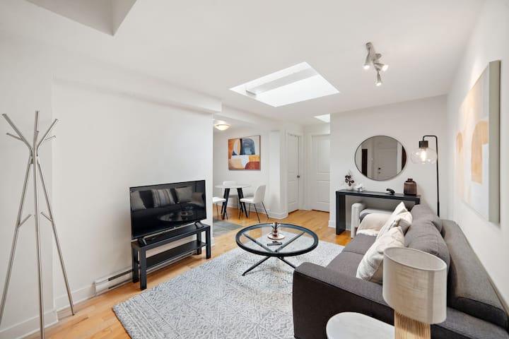 Charming 2 Bedroom On St-laurent In Plateau - Montreal