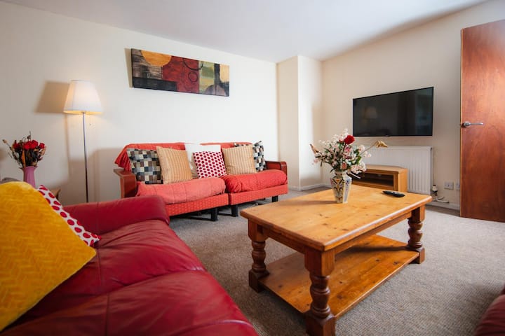 Cosy Arthurs Seat View Apartment - Edinburgh