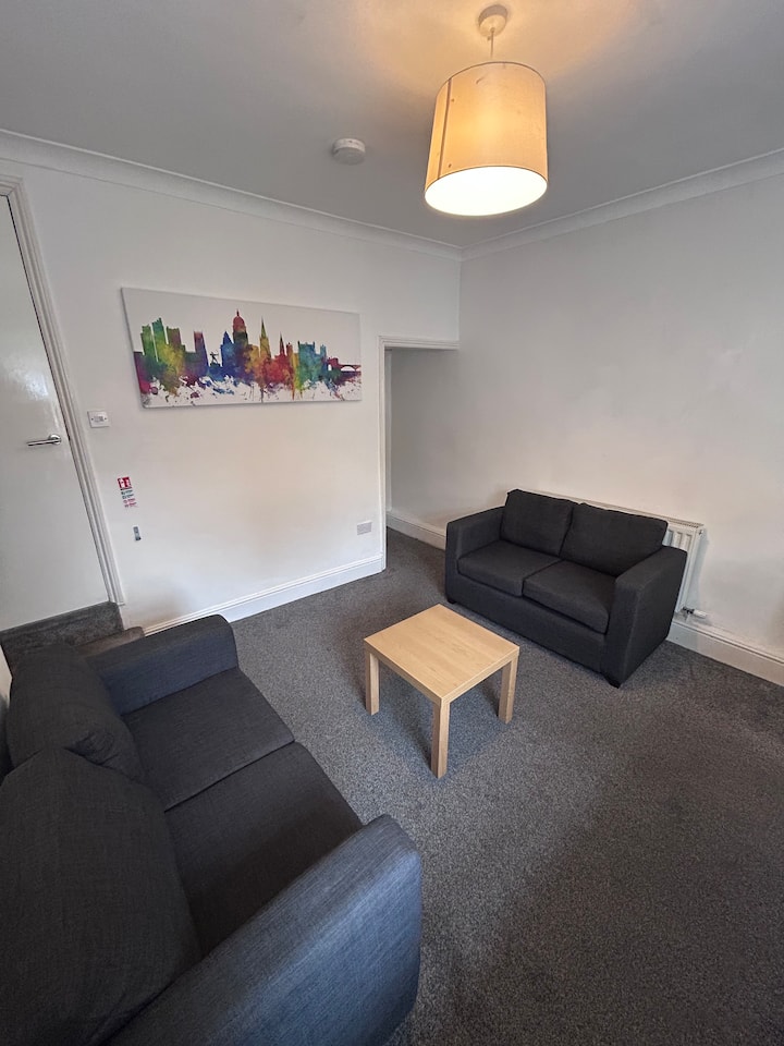 5-bed Team Stay, Parking, Wi-fi - Nottingham