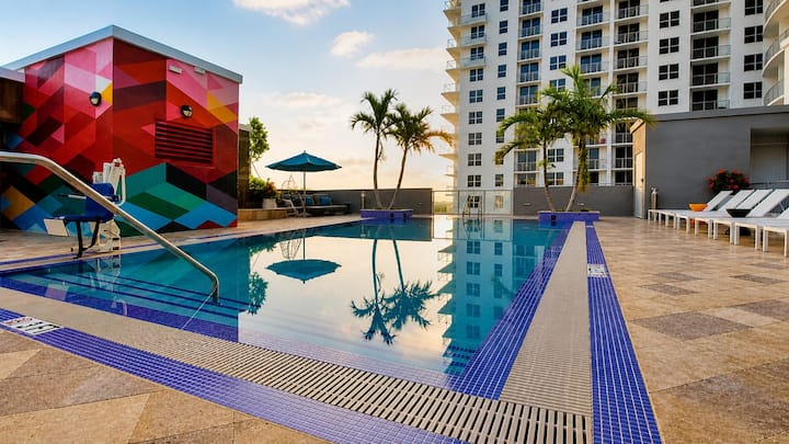 Your Modern Retreat – 2br With Pool & Gym - Hollywood, FL