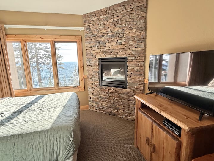 Lakeside 2 Queen Suite~fireplace, Hot Tub, Pool - Two Harbors