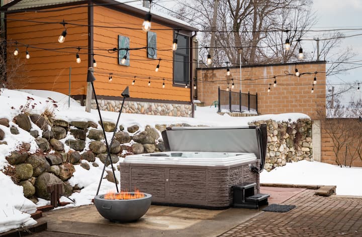 Downtown~historic~hottub~fireplace~speakeasy - Mitchell State Park, Cadillac