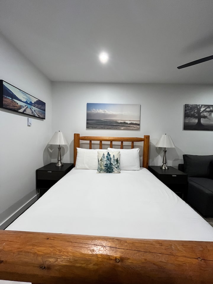 Quiet Creekside Studio, Top Floor + Hot Tub/sauna - Whistler