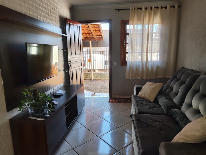 Casa Ampla Com Espaço Bom 
Garagem Pra 2 Carros - Cascavel