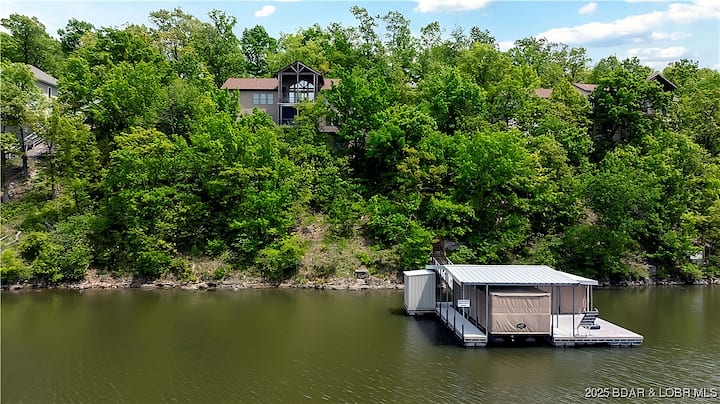 Luxury Lakefront • 4 King Beds•dock•pool•sleeps 16 - Camdenton, MO