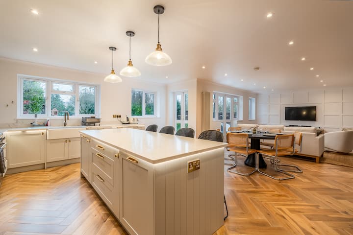 Modern Cosy Home W/ Stylish Interior – Passthekeys - St Albans