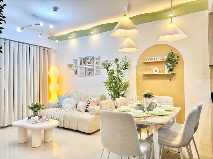 2-br Elegant Getaway Near Moa | 65" Tv & Karaoke - Manila