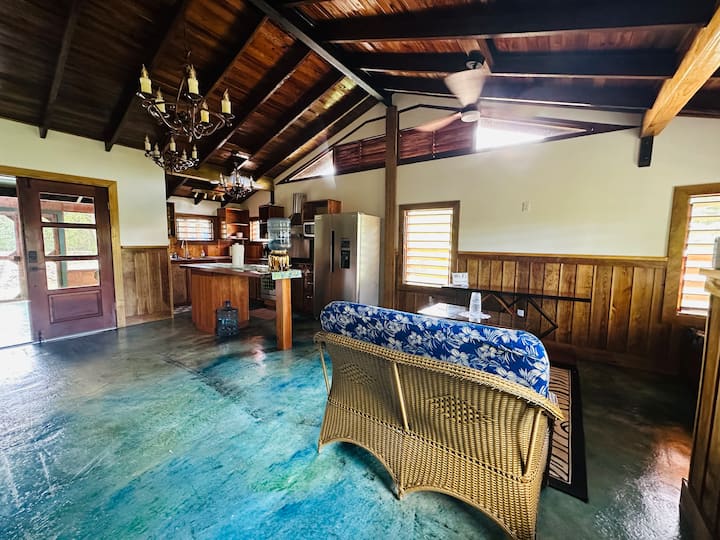 Charming Wooden House With Courtyard View - Belize