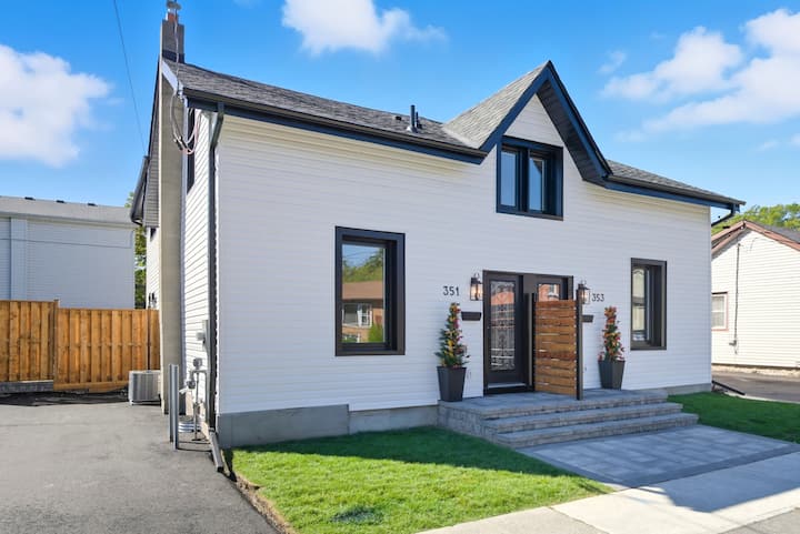 Sunny & Stylish Retreat- Steps To Beach & Downtown - Cobourg, Canada