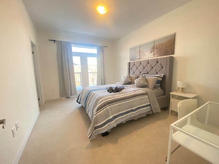 Master Bed With Private Washroom And Balcony - Port Colborne