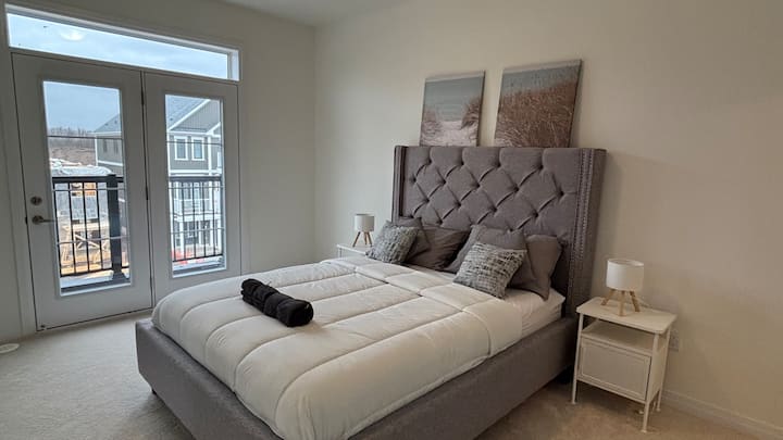 Master Bed With Private Washroom And Balcony - Port Colborne