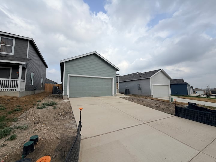 New Single Family Home, Great Location. - New Braunfels, TX